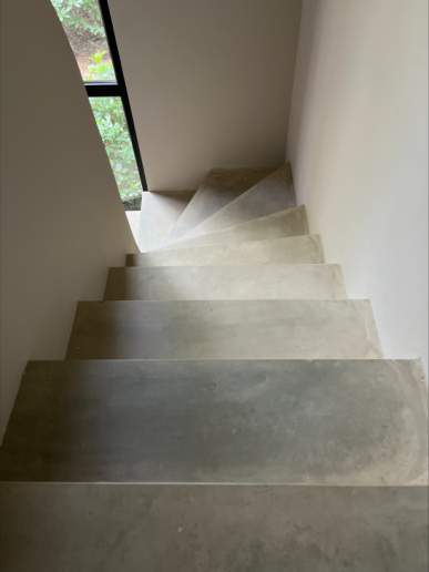 Gepolierde betontrap met gemetste leuningen | Interieurbeton Tom Hermans